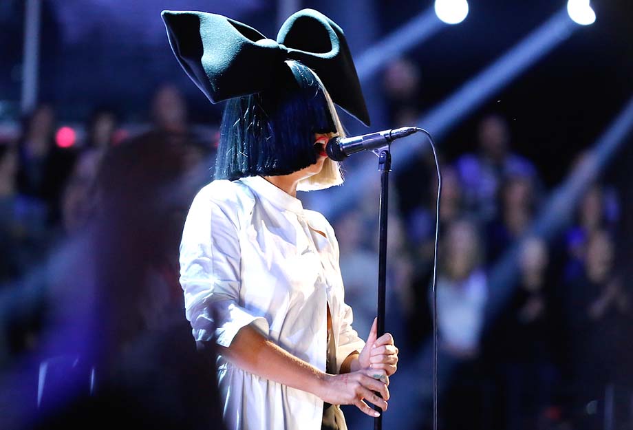 Sia canta “Bird Set Free” em evento com transmissão ao vivo para o talk ...
