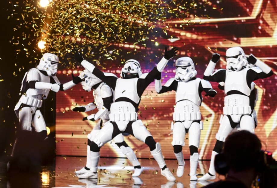 Você ainda não sabe dançar os hits do momento? Então vem aprender com o ...