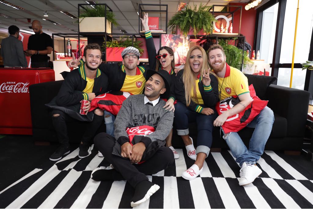 Squad Coca-Cola: influenciadores convidam Hugo Gloss e comentam ...