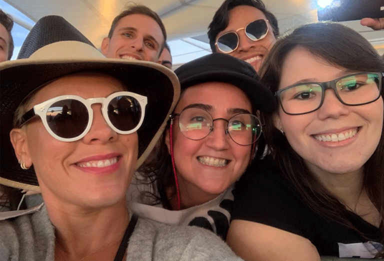 Pink desembarca no Brasil para show no Rock In Rio e fala com fãs na ...
