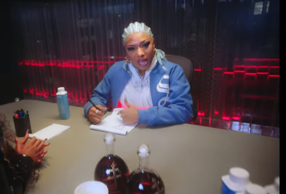 Assista ao vídeo auto-dirigido da rapper Megan Thee Stallion para ...