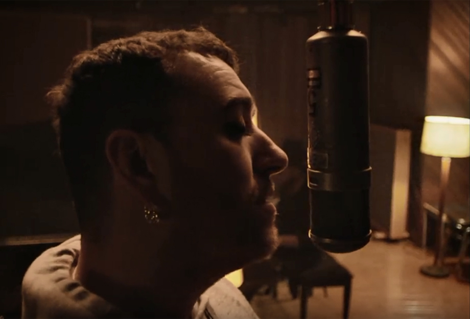 Sam Smith canta versão acústica de “To Die For”, confira o vídeo ...
