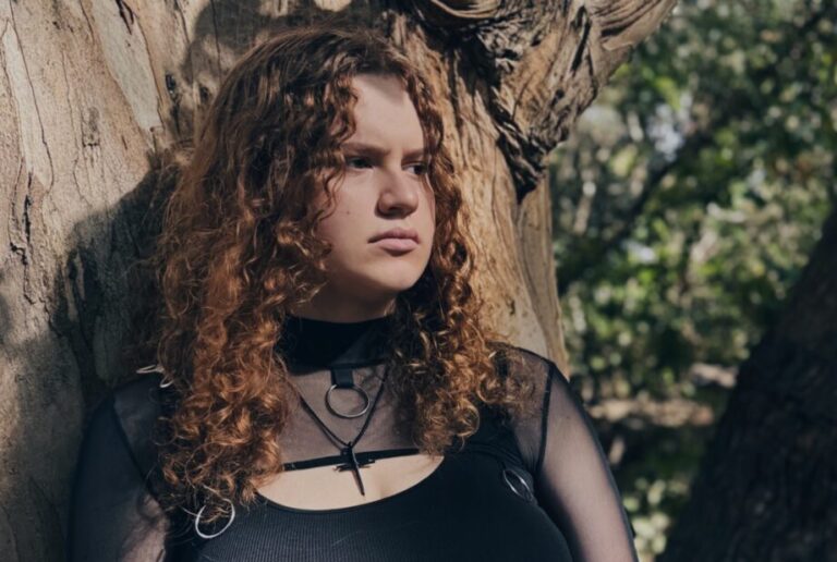 Ava Toton lança novo single “DECAY” com participação de Ace Arze ...